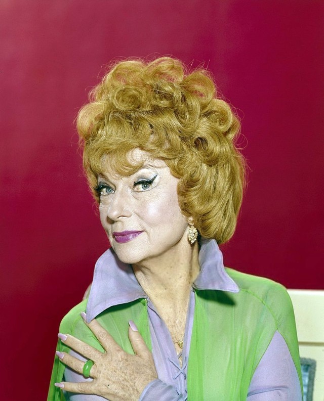 40 Fabulous Portraits of Agnes Moorehead as Endora on the ABC Sitcom ...