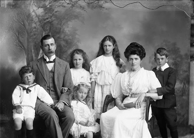 40 Lovely Studio Portrait Photos of Families During Edwardian Era ...