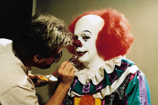 45 Amazing Behind the Scenes Photos of Tim Curry Becoming Pennywise for ...