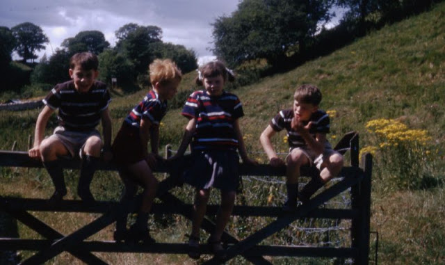 Lovely Color Pictures That Show What Children Wore in the 1960s ...