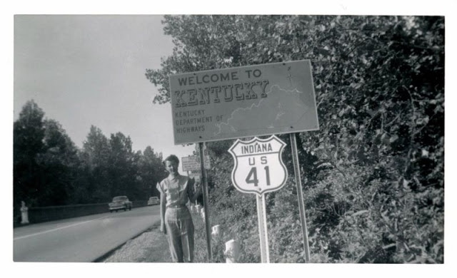31 Interesting Pictures of American People Posing With State Signs From ...