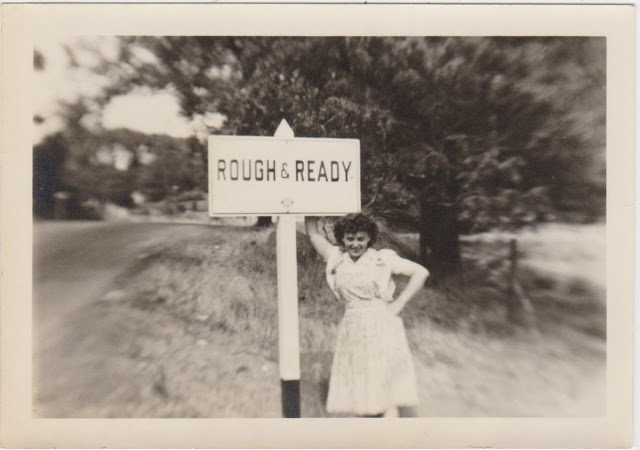 20 Vintage Snapshots of Women Posing With Hilarious Signs | Vintage ...