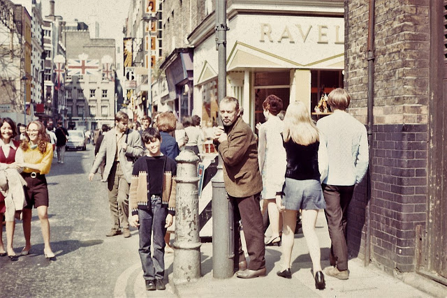 28 Amazing Photographs That Capture Street Scenes of Carnaby Street ...