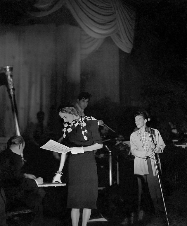 Mesmerizing Photos of Frank Sinatra Performing on Stage | Vintage News ...