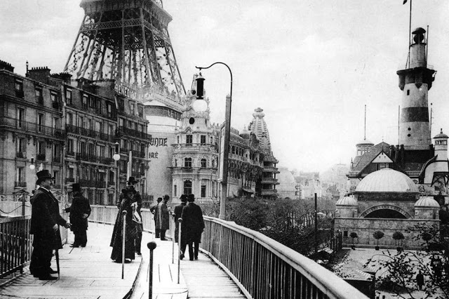 Incredibly Beautiful Vintage Photos of a Two-Mile-Long Moving Sidewalk ...