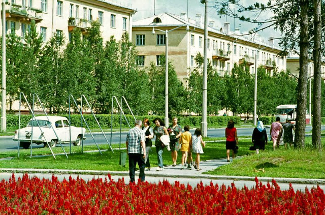 25 Fascinating Photos Capture Street Scenes of Novosibirsk, Russia in ...
