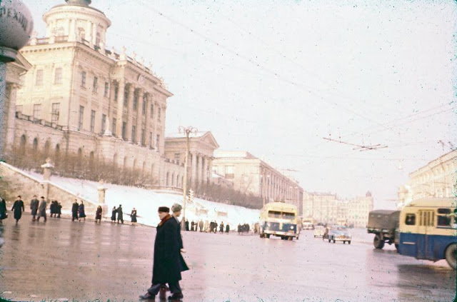 40 Fascinating Color Photos Capture Street Scenes of Moscow in the Mid ...