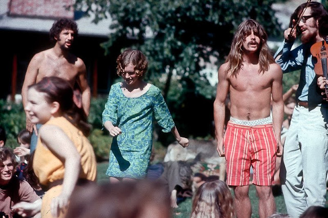 30 Fascinating Photos Capture Street Scenes of Berkeley From Between ...