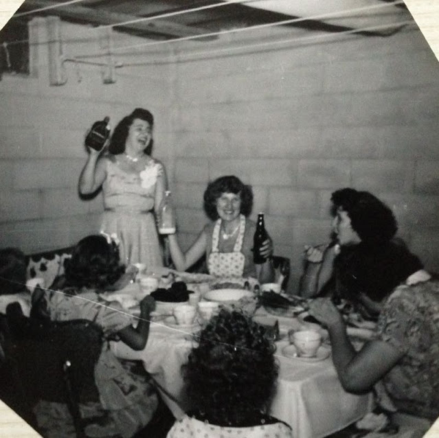 40 Vintage Photos of People Drinking in the Mid-20th Century | Vintage ...