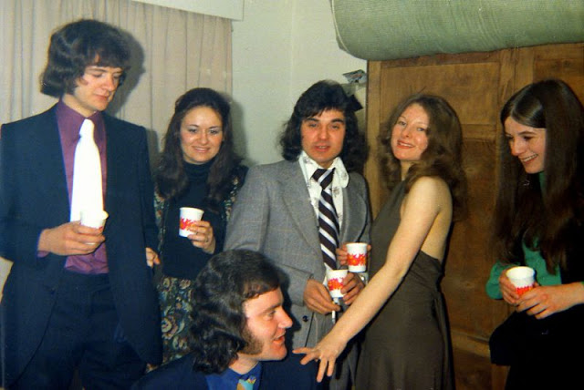 40 Intimate Photos Capture Young People of the UK at Home Parties in ...
