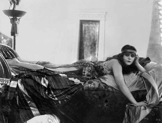 Mesmerizing Portraits of Theda Bara, Hollywood’s Original Vamp ...