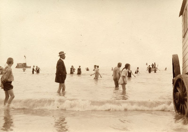 Amazing Photos Captured People at the Beaches in the 19th Century ...