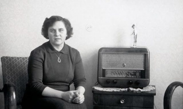 30 Vintage Photos Capture People With Radios During the Golden Age of ...