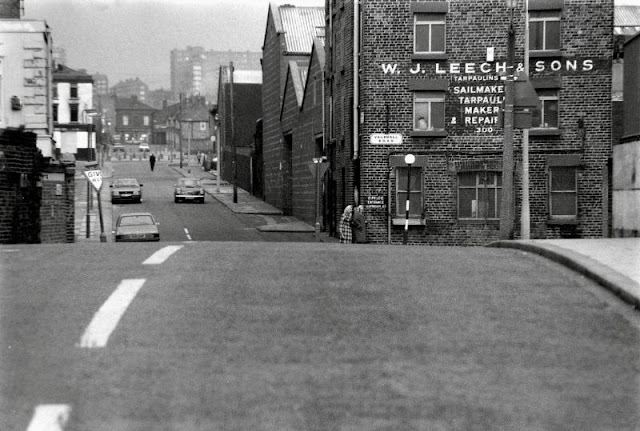 55 Amazing Black and White Photos Capture Street Scenes of Liverpool in ...