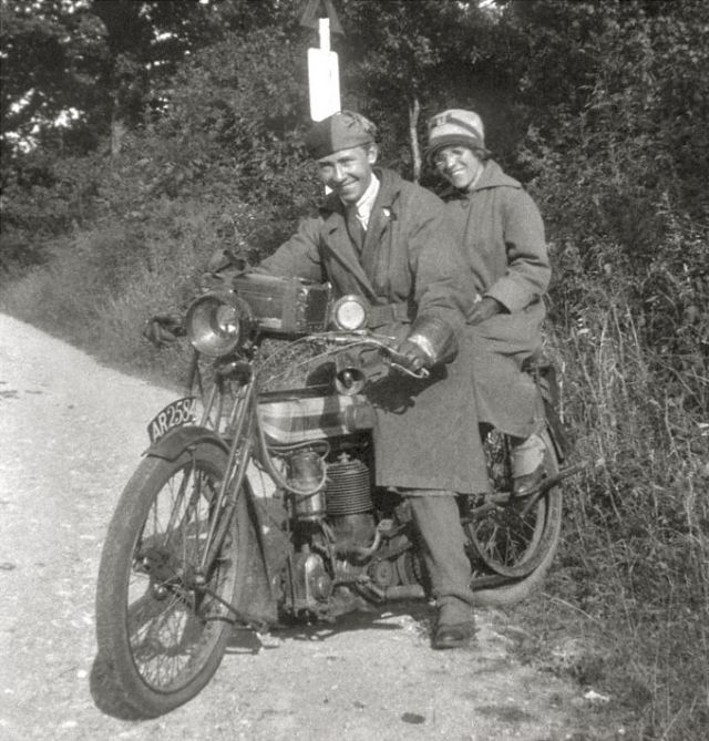 40 Amazing Vintage Photos Capture People With Their Motorcycles ...