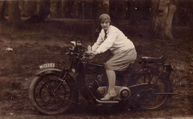 30 Badass Photos of Female Motorcycle Riders in the Early 20th Century ...