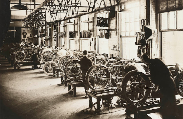 Amazing Vintage Photographs Captured Inside Indian Motorcycle Factory ...