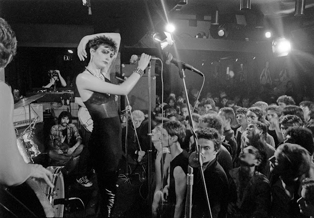 20 Vintage Photos of Siouxsie Sioux of Siouxsie and the Banshees in the ...