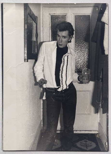 Johnny Rotten in Teddy Boy Quiff and Attire, 1977 | Vintage News Daily