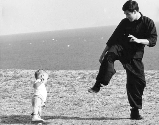 20 Adorable Photos of Bruce Lee Teaching His Son Brandon Lee Some Moves ...