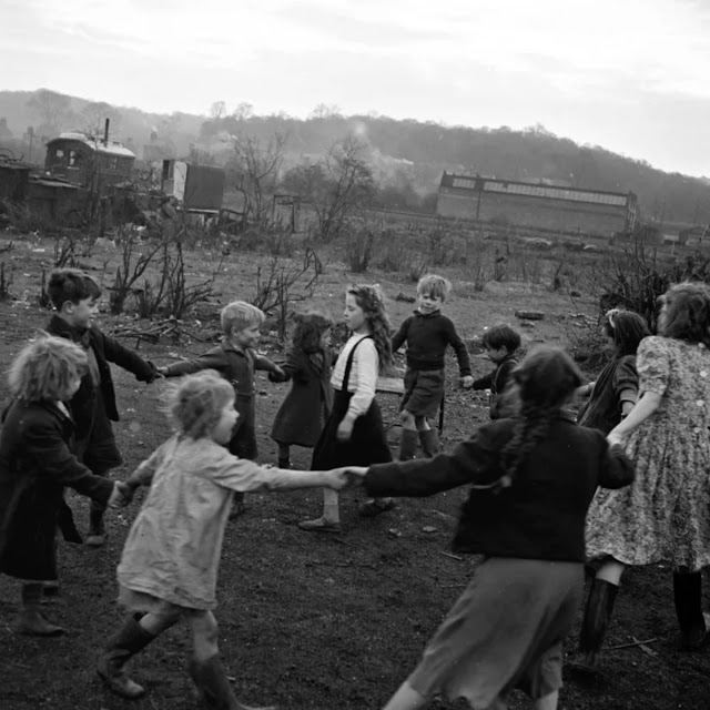 Amazing Vintage Photographs Show British Children Living in a Shanty ...