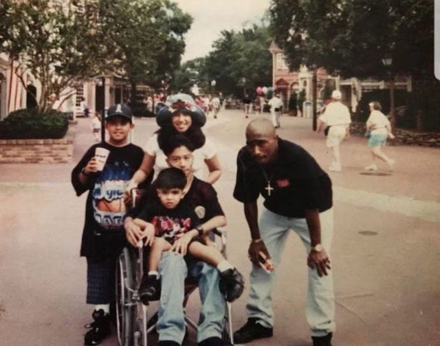 60 Candid Snaps of Tupac Shakur Posing With His Fan From the Mid-1990s ...