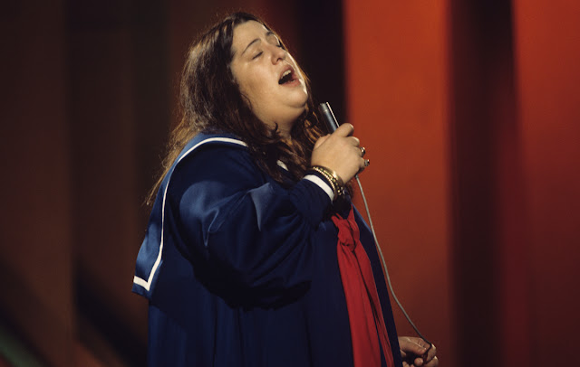 20 Amazing Photographs of Cass Elliot on Stage in the 1960s and 1970s ...