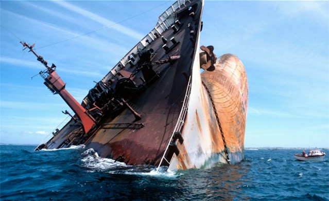 A Supertanker Disaster: 28 Historical Photos From the Wreck of the ...