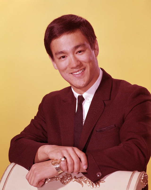 42 Publicity Photos of Bruce Lee as Kato on the Set of “The Green ...